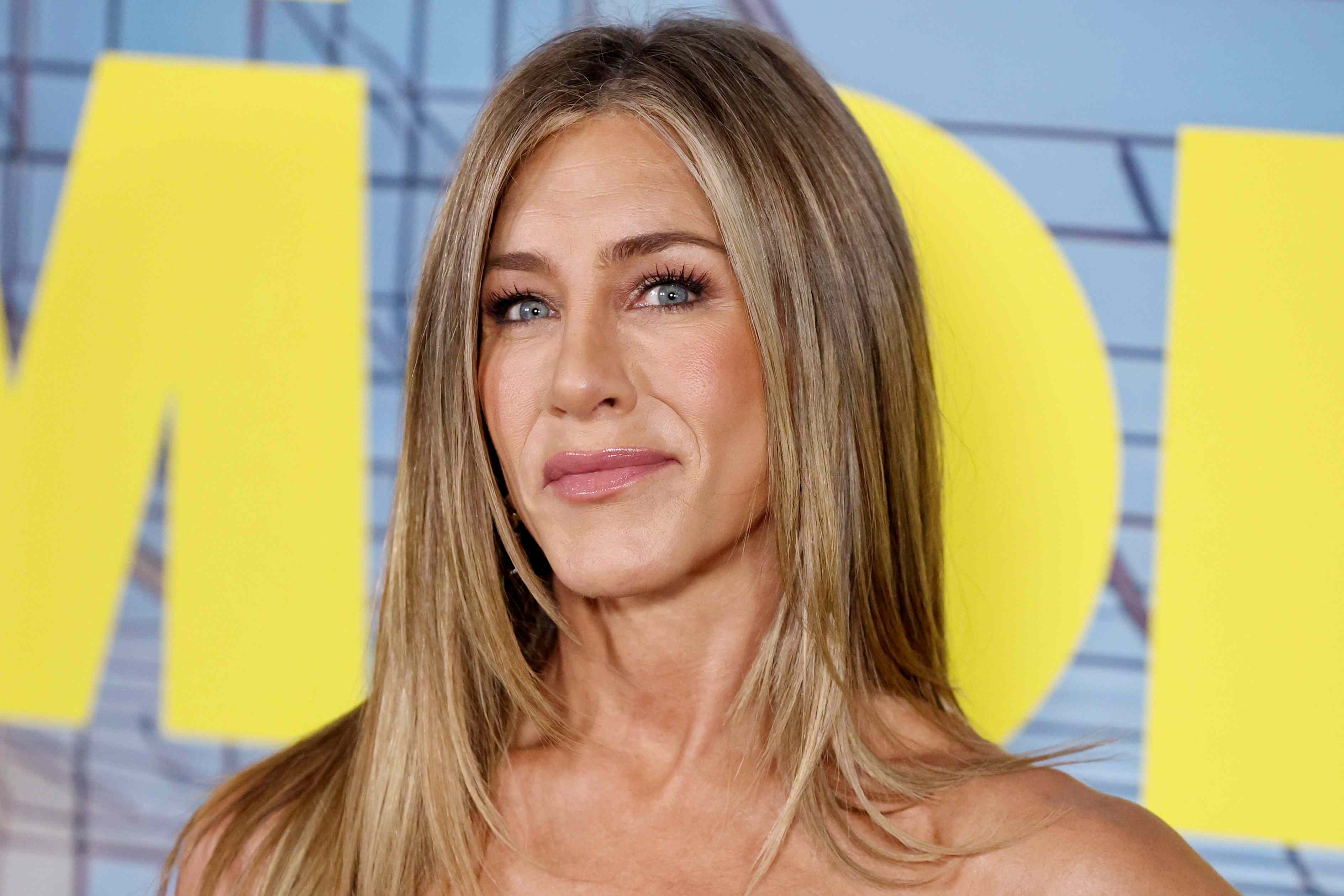 The Surprising Shampoo Trick Jennifer Aniston Uses for Fuller ...