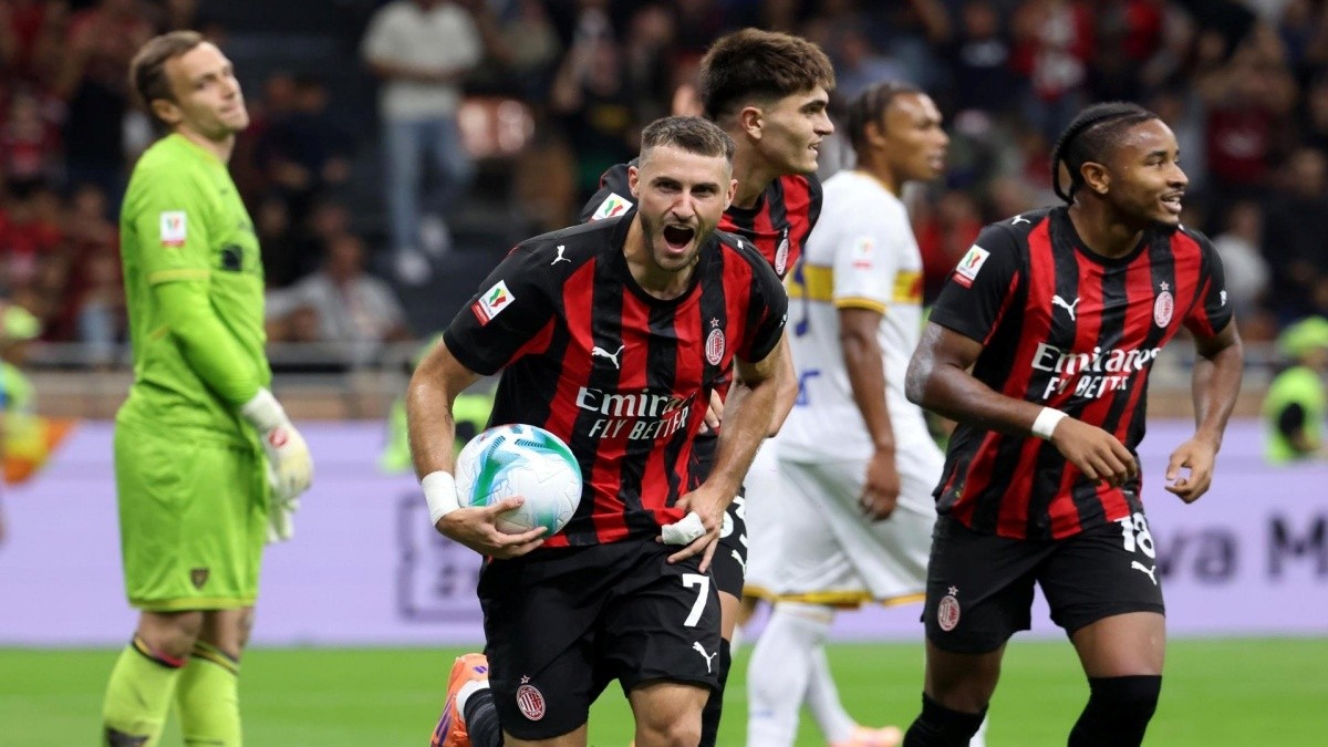 Leyenda de AC Milan elogia a Santiago Giménez por espectacular ...