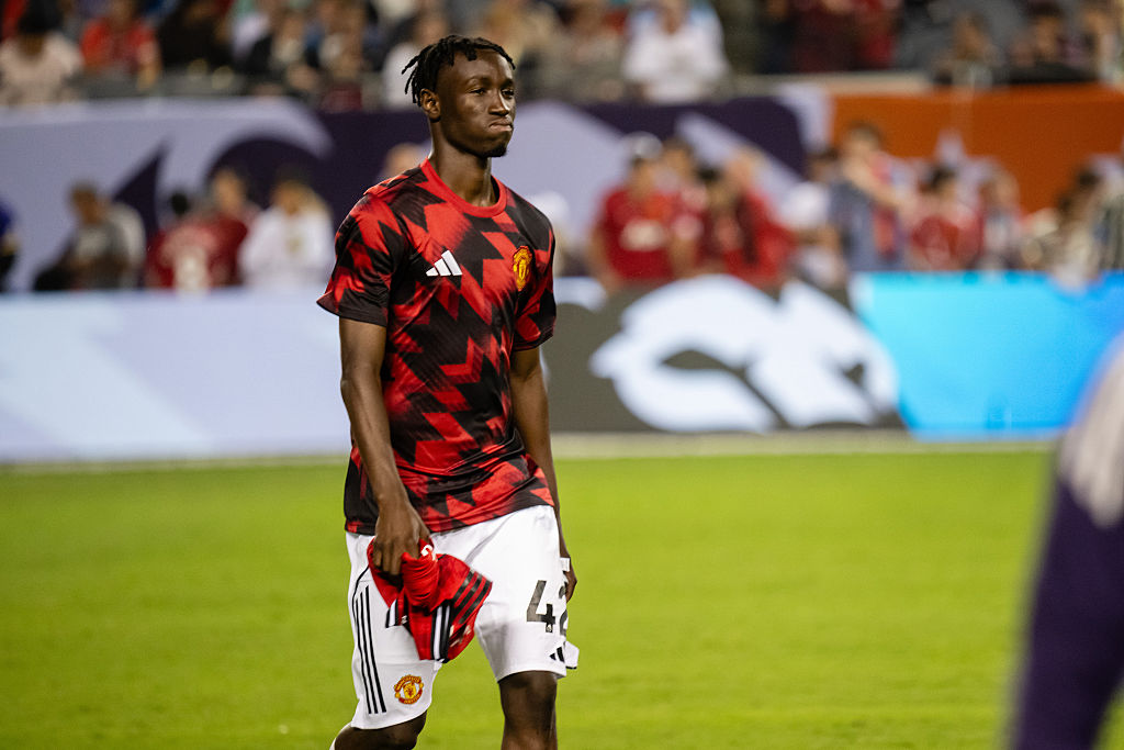 Man Utd sign deal for hot prospect midfielder