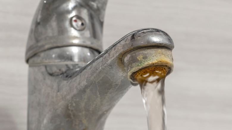 7 Hacks That Remove Hard Water Stains Easier Than Ever