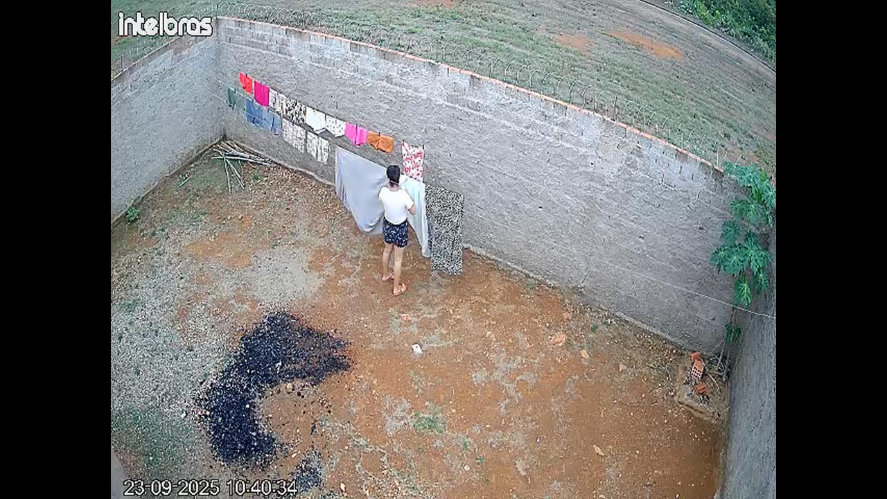 Broken Clothesline Sends Freshly Washed Laundry to the Ground