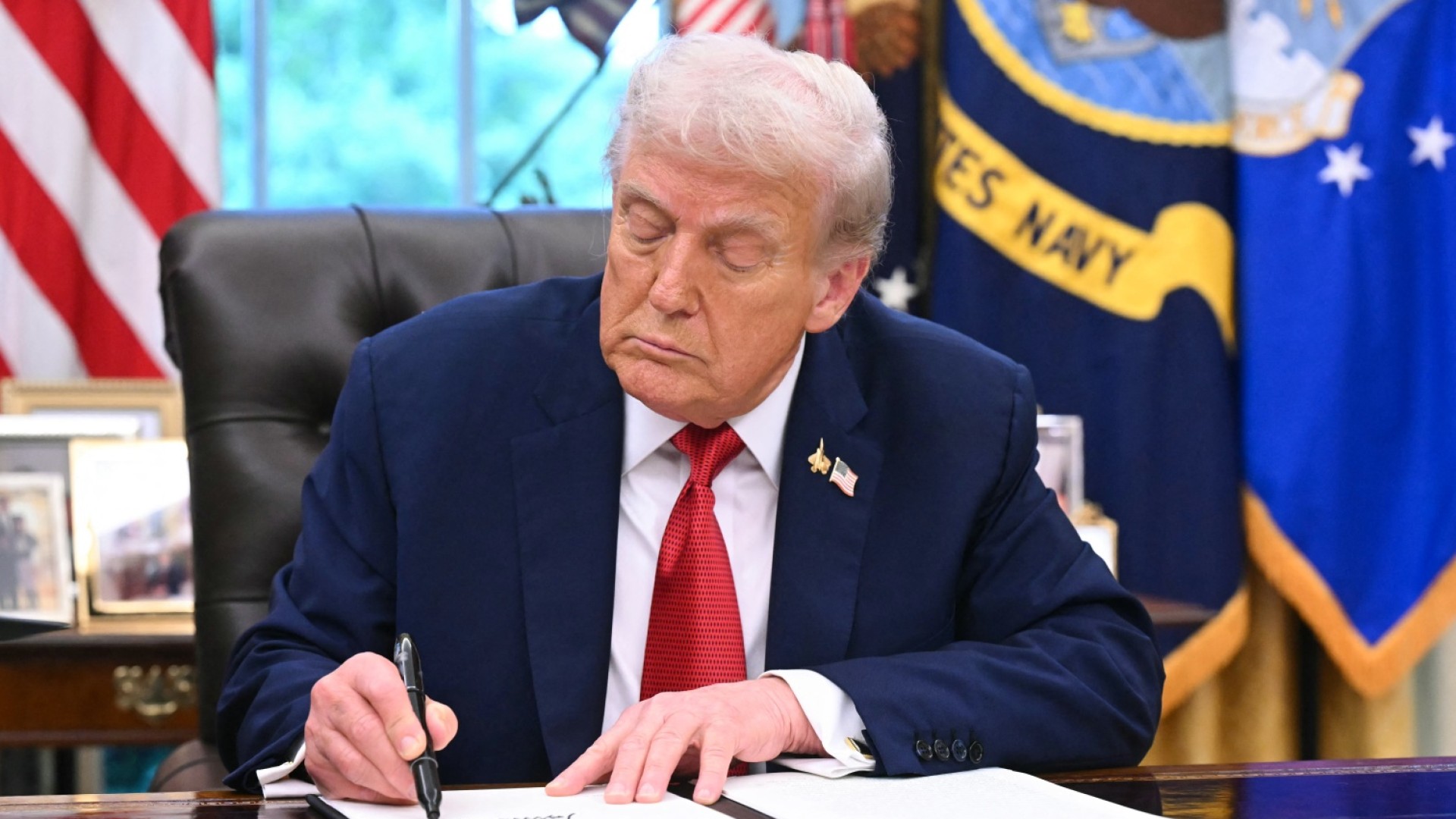 Trump signs executive order facilitating sale of TikTok to group of U.S ...