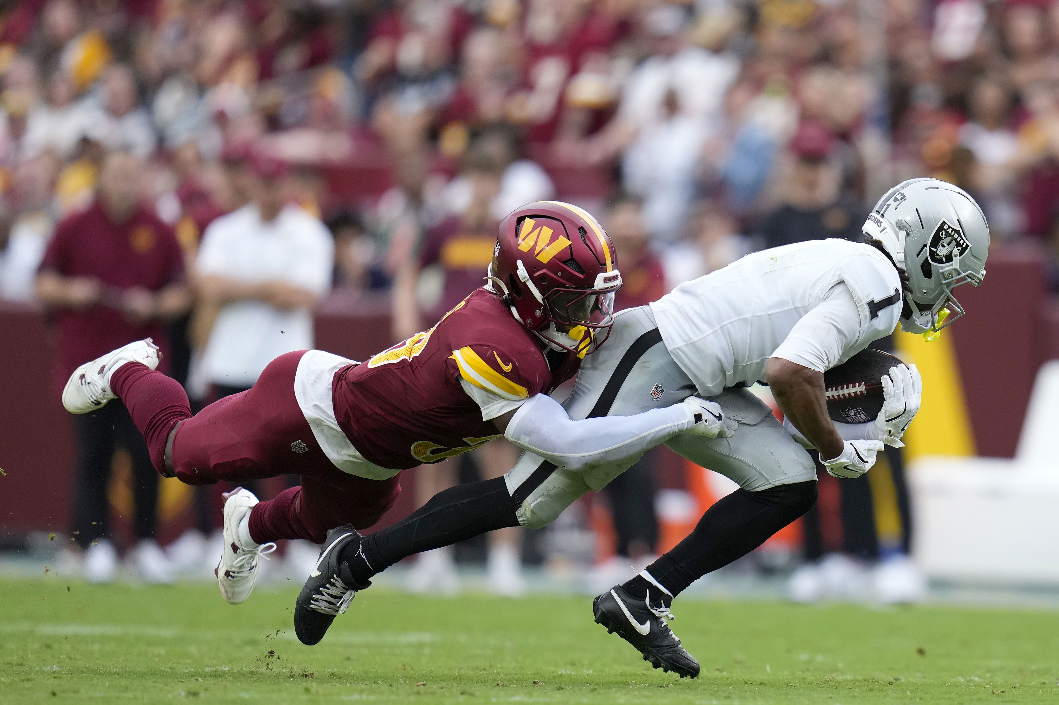 Jeremy Reaves made his name on special teams. He’s needed on defense now.