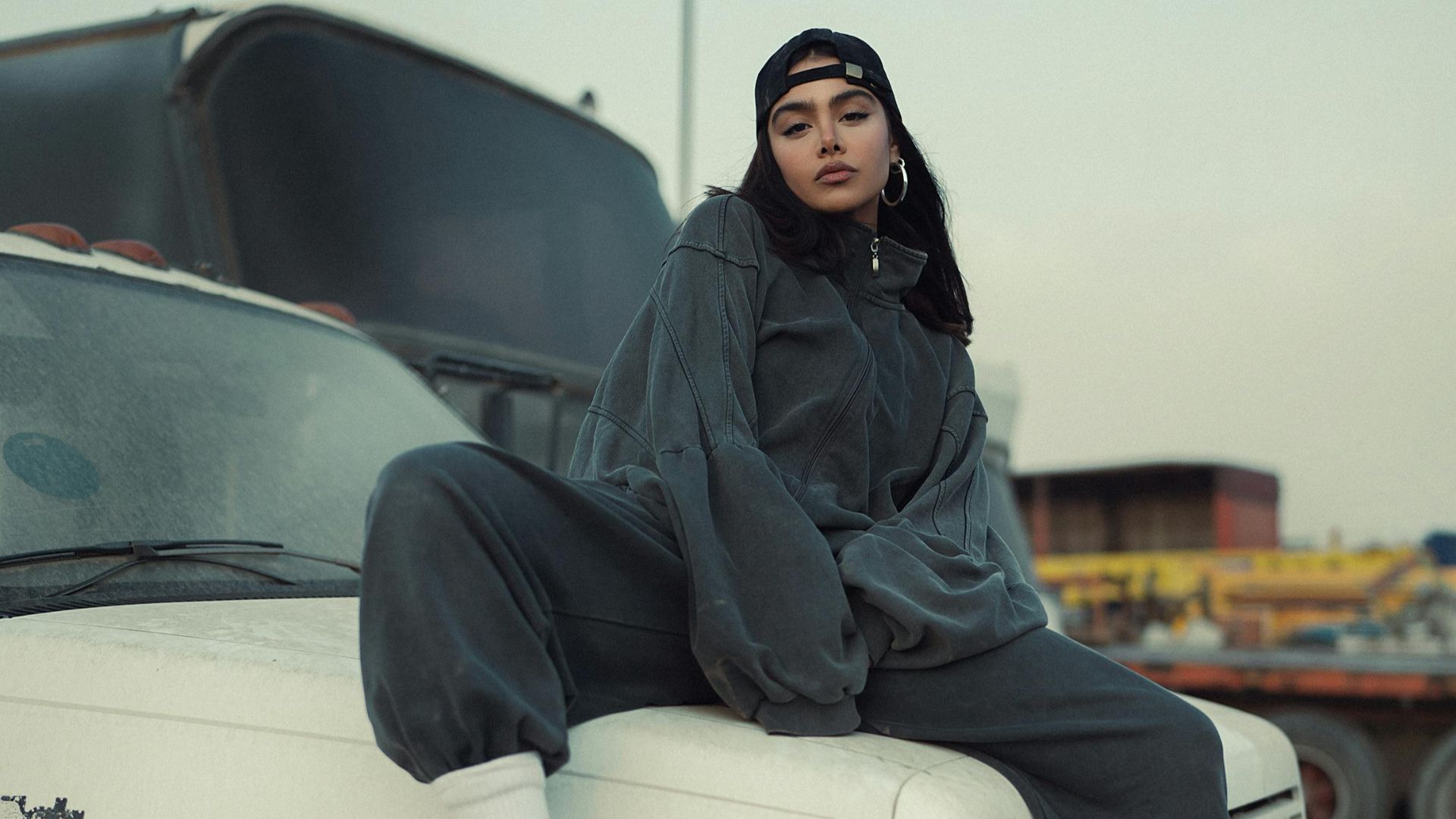 10 Clothing Habits That Visually Add Pounds & 10 That Are Naturally ...