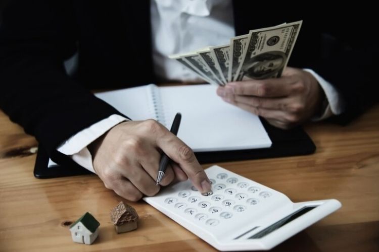 Belajar dari Warren Buffet: 8 Cara Sederhana Mengelola Uang Agar Jadi ...