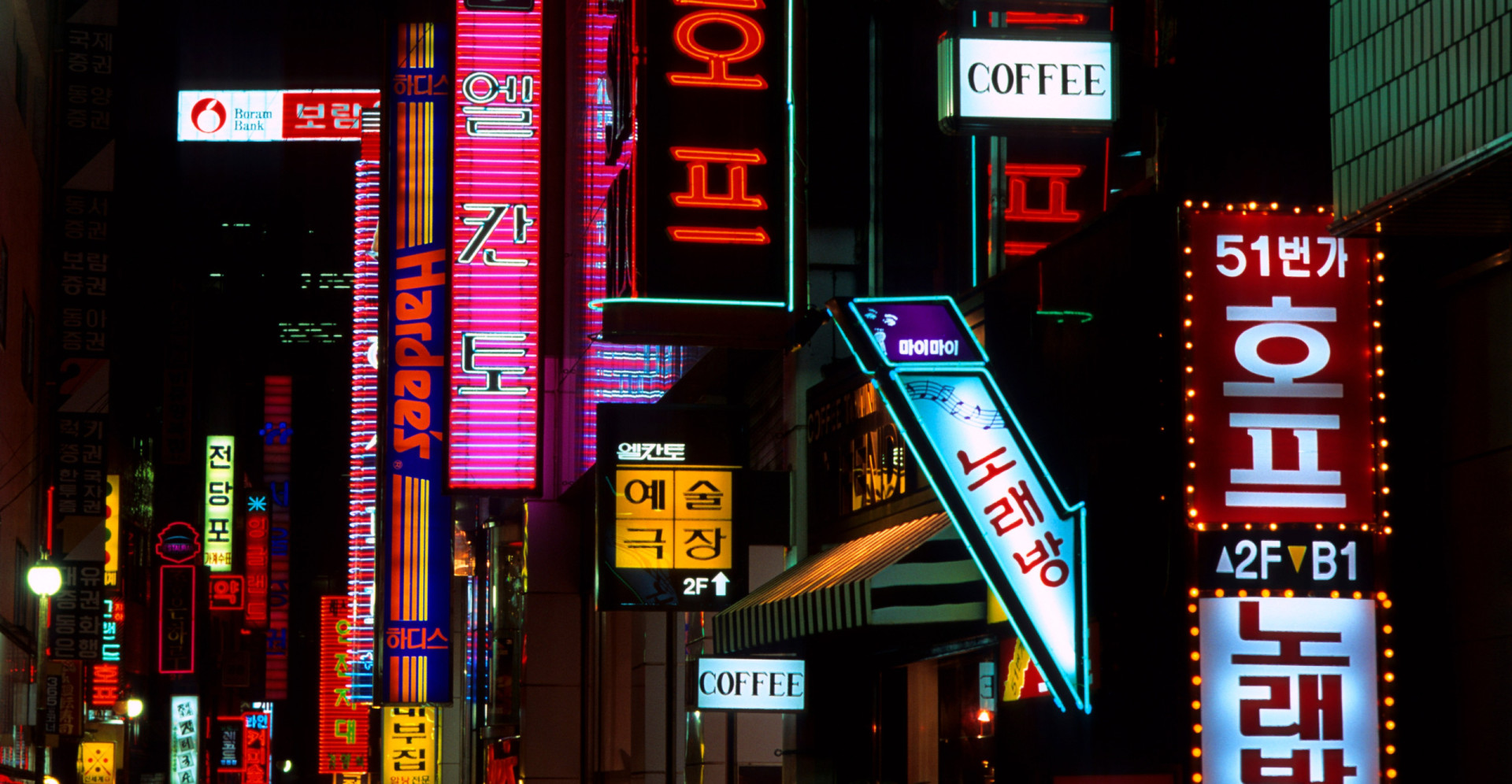 Experts Reveal 14 Subtle Signs Someone Secretly Dislikes You