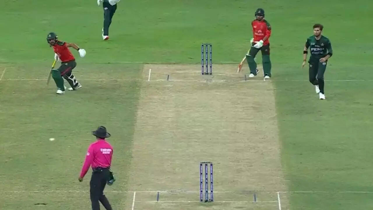 Asia Cup: Hilarious Pakistan fumble run out chance against Bangladesh ...