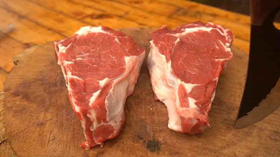 The perfect 800g Ribeye steak cooked in a cast iron