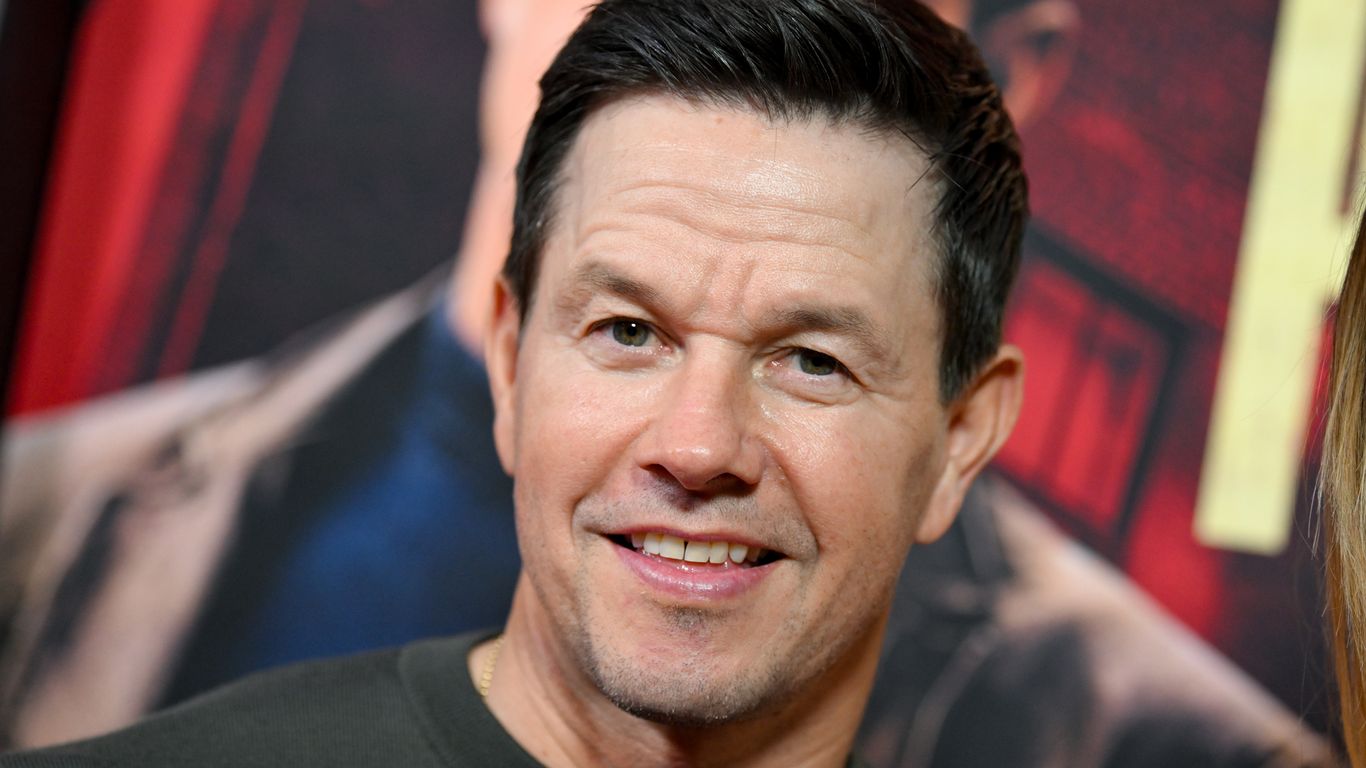 Mark Wahlberg de retour sur le tapis rouge avec sa femme et ses quatre ...