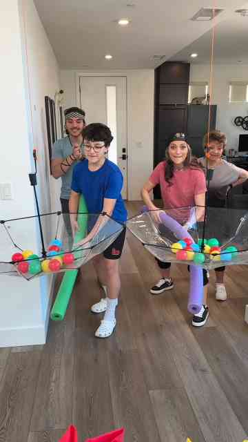 Catch the ball with an umbrella – surprise prizes inside