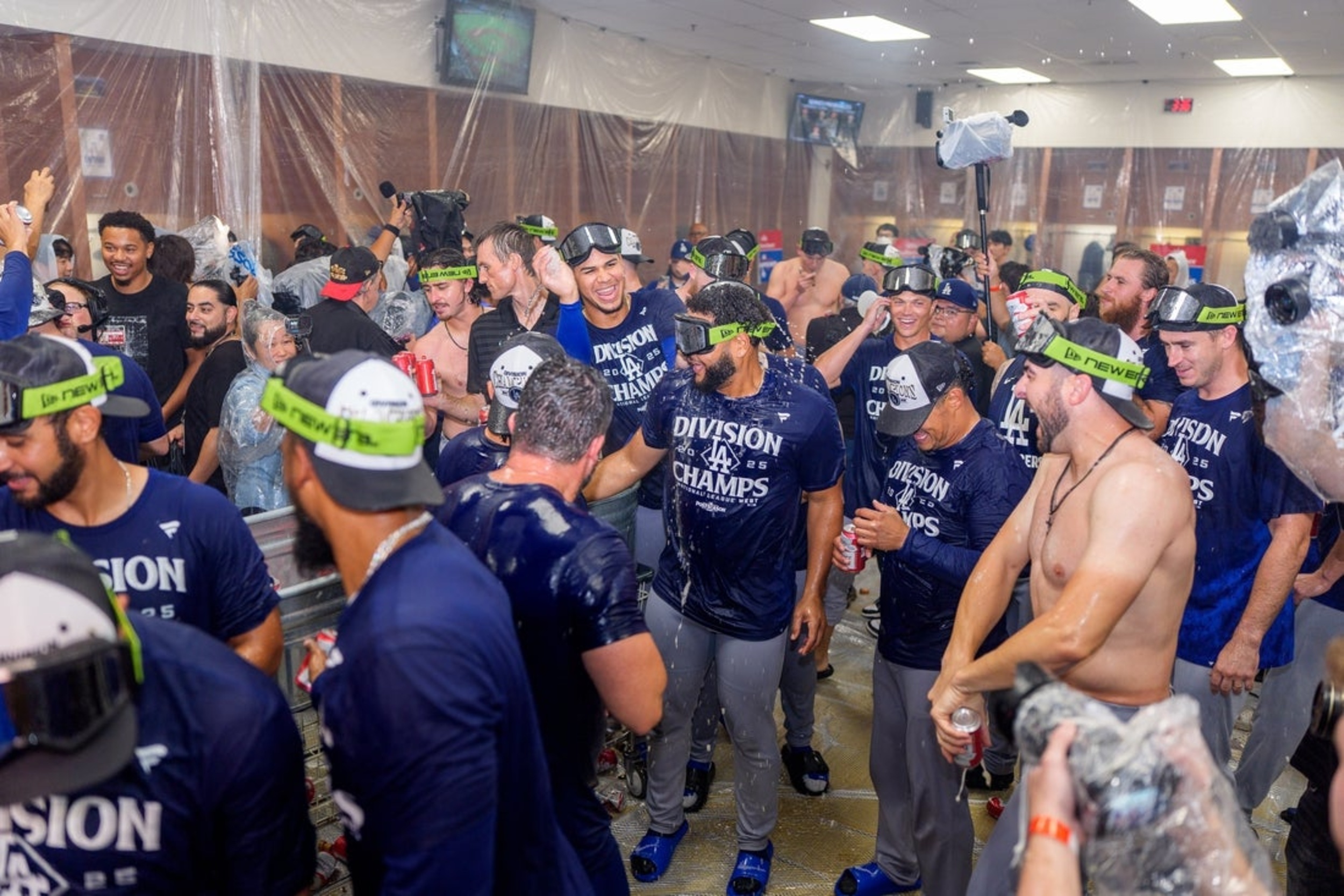 MLB roundup: Dodgers blank D-backs, seal NL West title