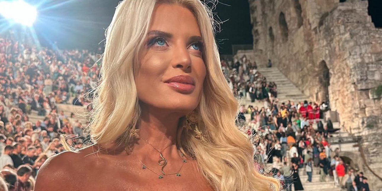 Η αγνώριστη Μαρίνα Σταυράκη με χρυσό φόρεμα πανοπλία στο Ηρώδειο [εικόνες]