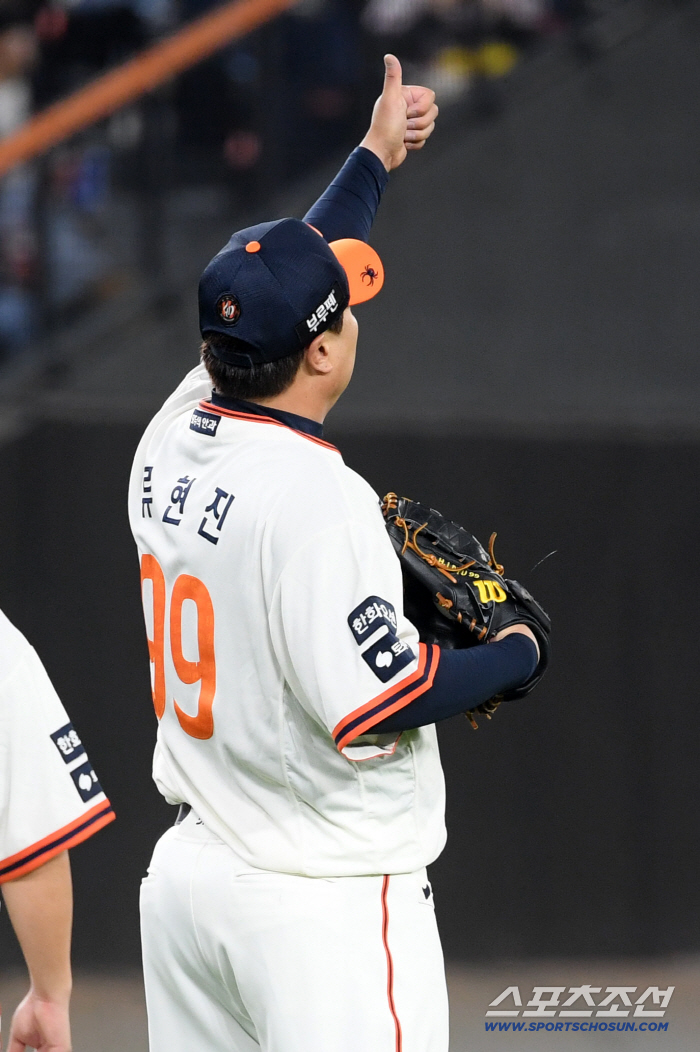 Left fielder Moon Hyun-bin's stellar defense, praised by starting ...