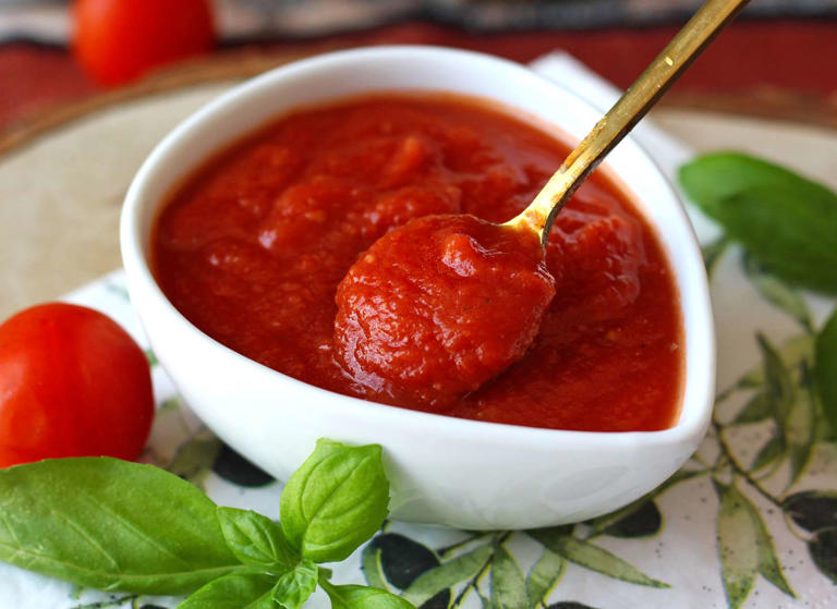 Syrová rajčatová omáčka plné chuti, ideální na pizzu nebo pinsu.