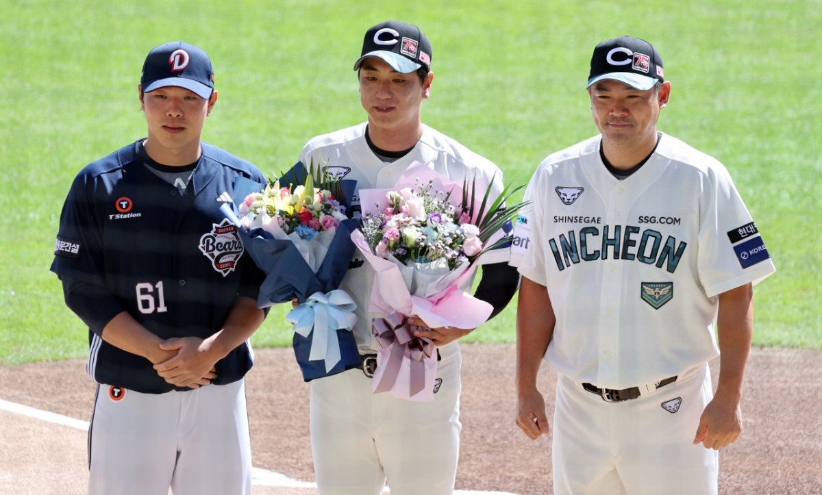 [한번에쓱]'2000K 달성, KBO시상 및 축하받는' SSG 김광현