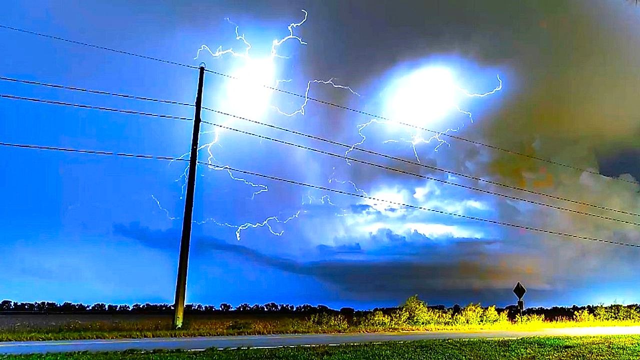 Time-lapse video shows spectacular thunderstorm in Nebraska