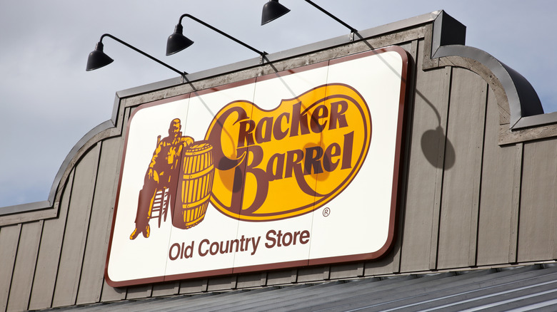 8 Rules You Can't Forget When Eating At Cracker Barrel