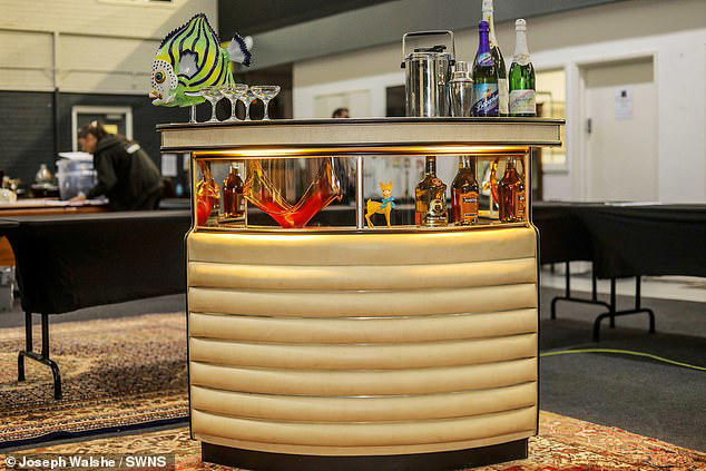 Only Fools and Horses megafan spends £22k on Del Boy's cocktail bar ...