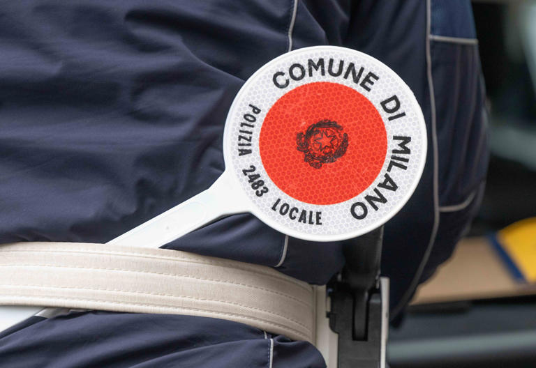 Guida col cellulare e dà pugno al vigile che lo ferma, arrestato