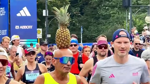Il «maratoneta dell'ananas» ha partecipato alla maratona di Berlino