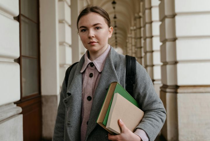 20 Signals That Show Someone Isn't As Confident As They Seem