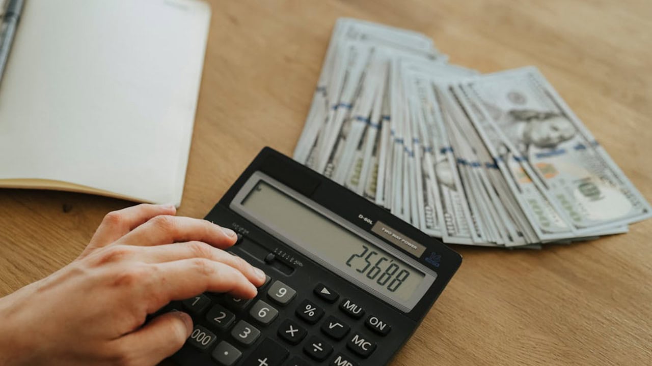 10 habits that finally helped me stop living paycheck to paycheck