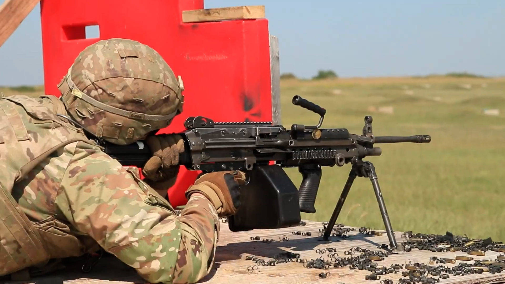 Amerikaanse soldaten oefenen met zware wapens