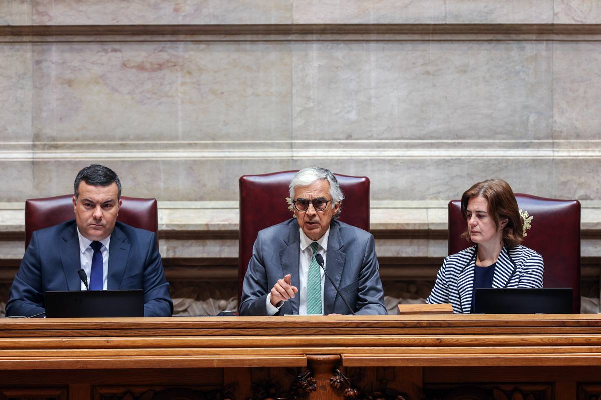 "Beijos" para Isabel Moreira: Aguiar-Branco quer inquérito por ...