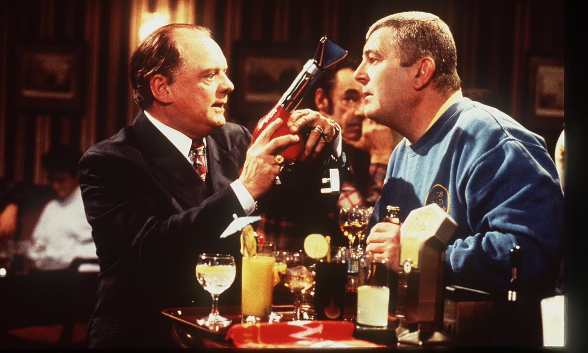 Only Fools and Horses megafan spends £22k on Del Boy's cocktail bar ...