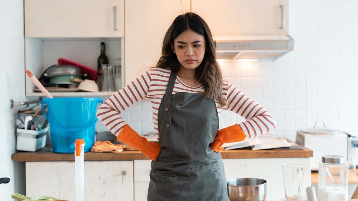 The 6 kitchen chores everyone secretly pretends not to see