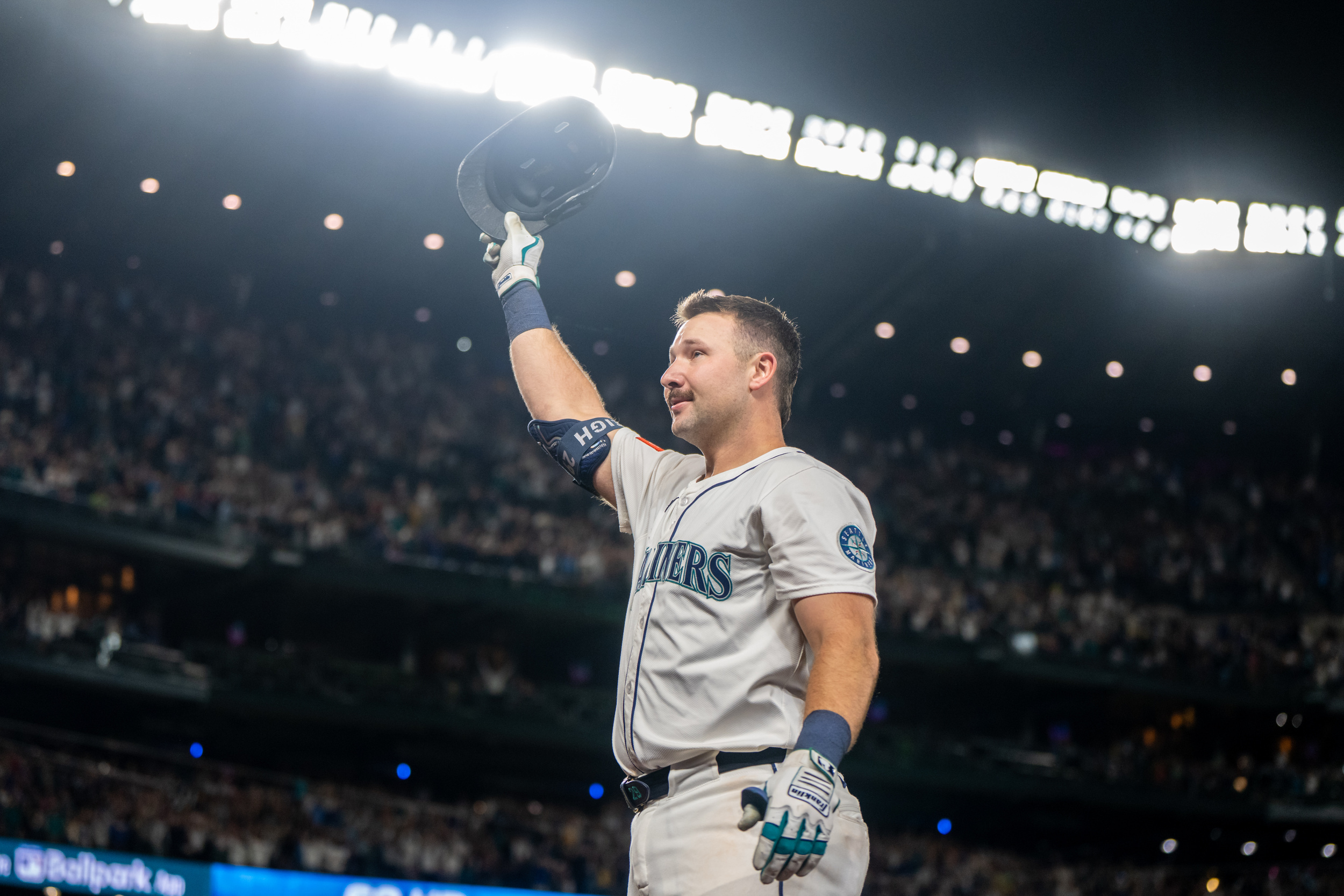 Video shows classy move by fan who caught Cal Raleigh’s 60th homer
