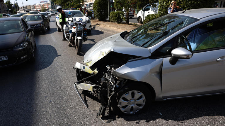 Τροχαίο στη Λ. Μεσογείων: Συγκρούστηκαν λεωφορείο με Ι.Χ. – Αυξημένη η ...
