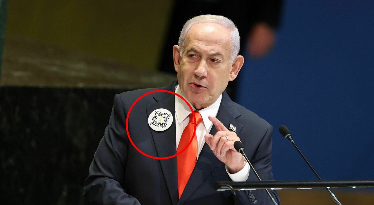 Netanyahu, la spilla sulla giacca con un Qr code che rimanda ai video ...
