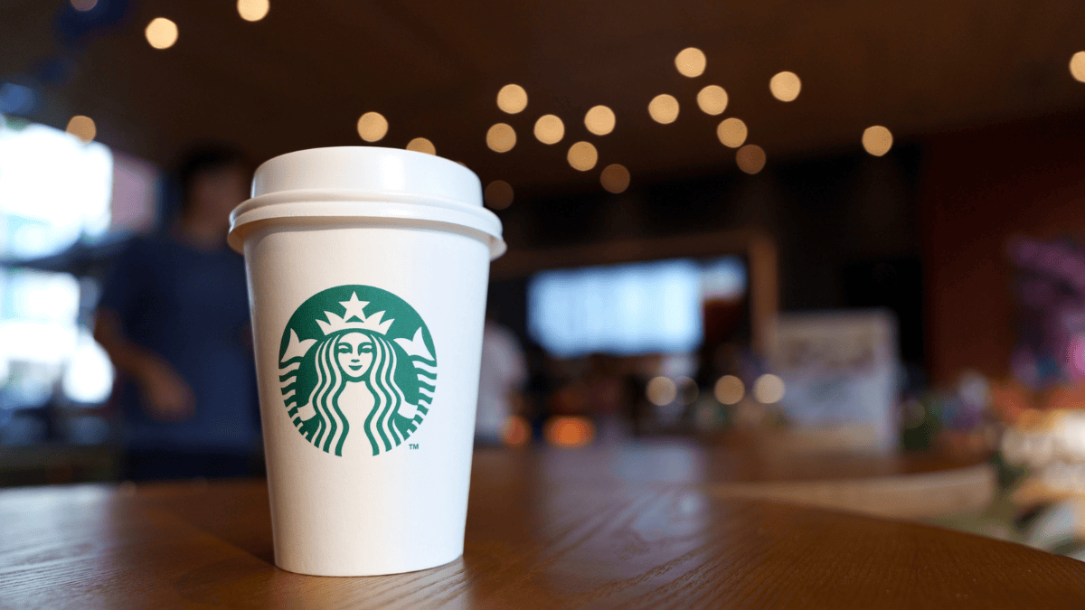 Starbucks cerrará 400 locales en un plan de reestructuración: los detalles