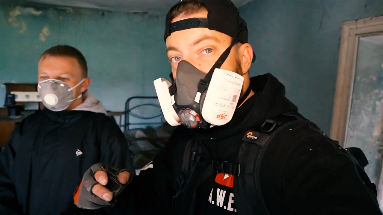 Abandoned house of mysteries ~ family vanished decades ago!