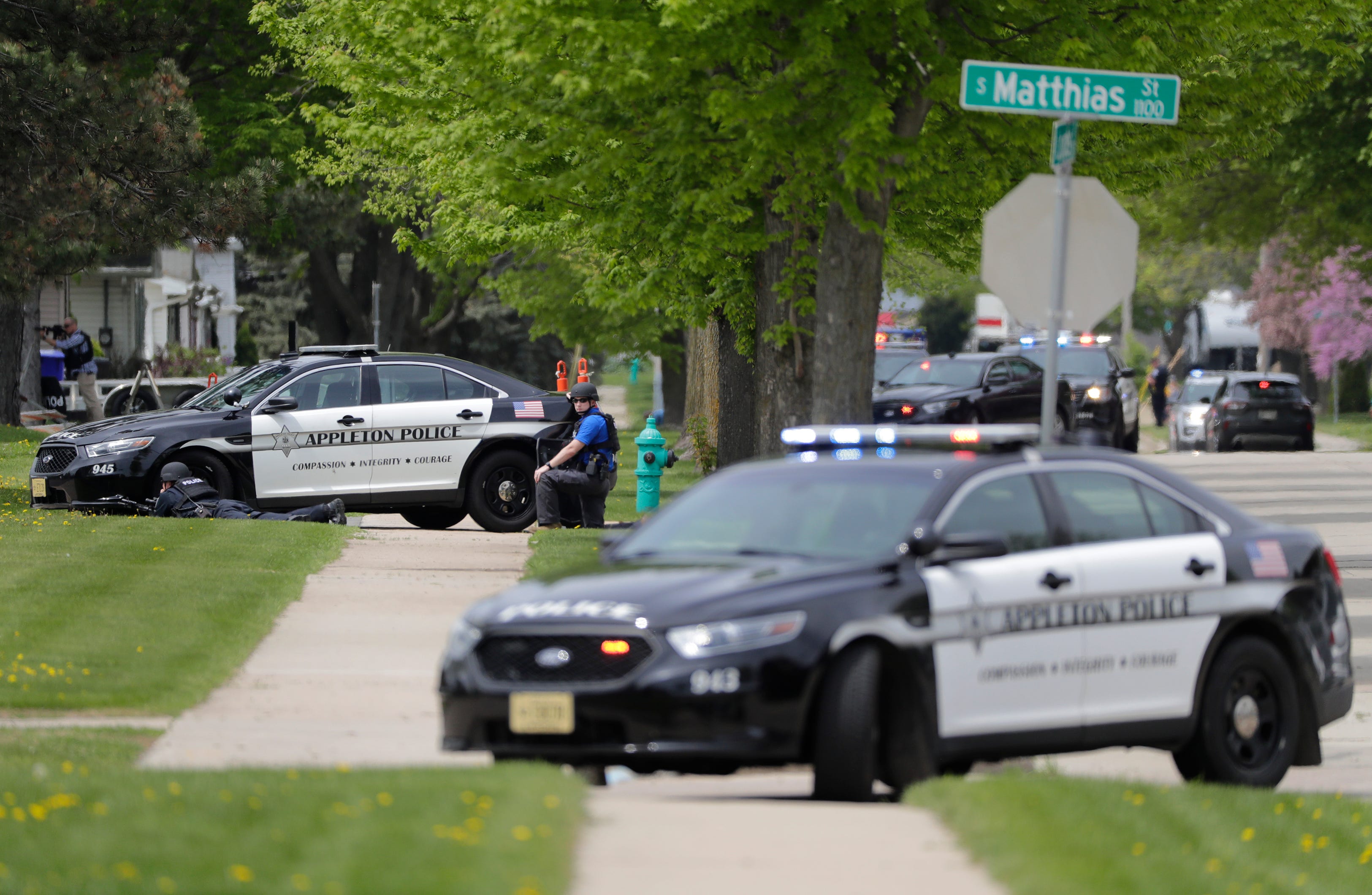 Appleton police resolve standoff at Sixth and State streets; male taken ...