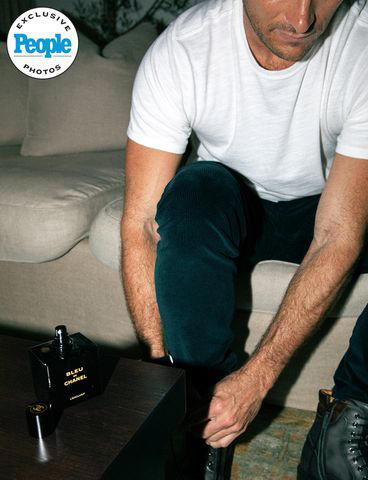 Scott Eastwood Talks Scent and Style While Getting Ready for a Star ...
