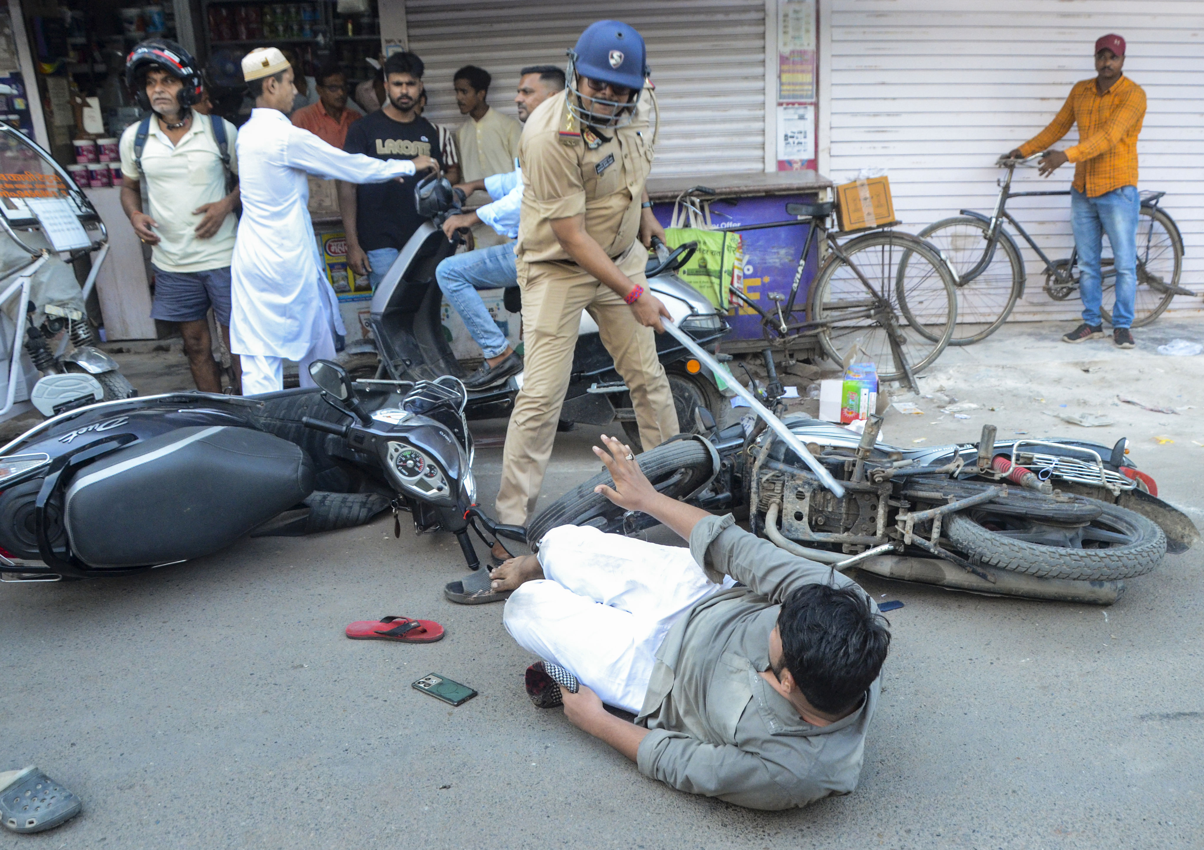 'I Love Muhammad' row: Police, locals clash after Friday prayers in Bareilly; over 2 dozen held