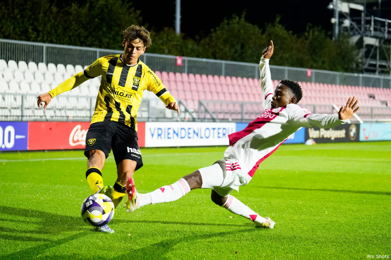 Jong Ajax verliest opnieuw; VVV Venlo wint met 2-4 van Amsterdammers