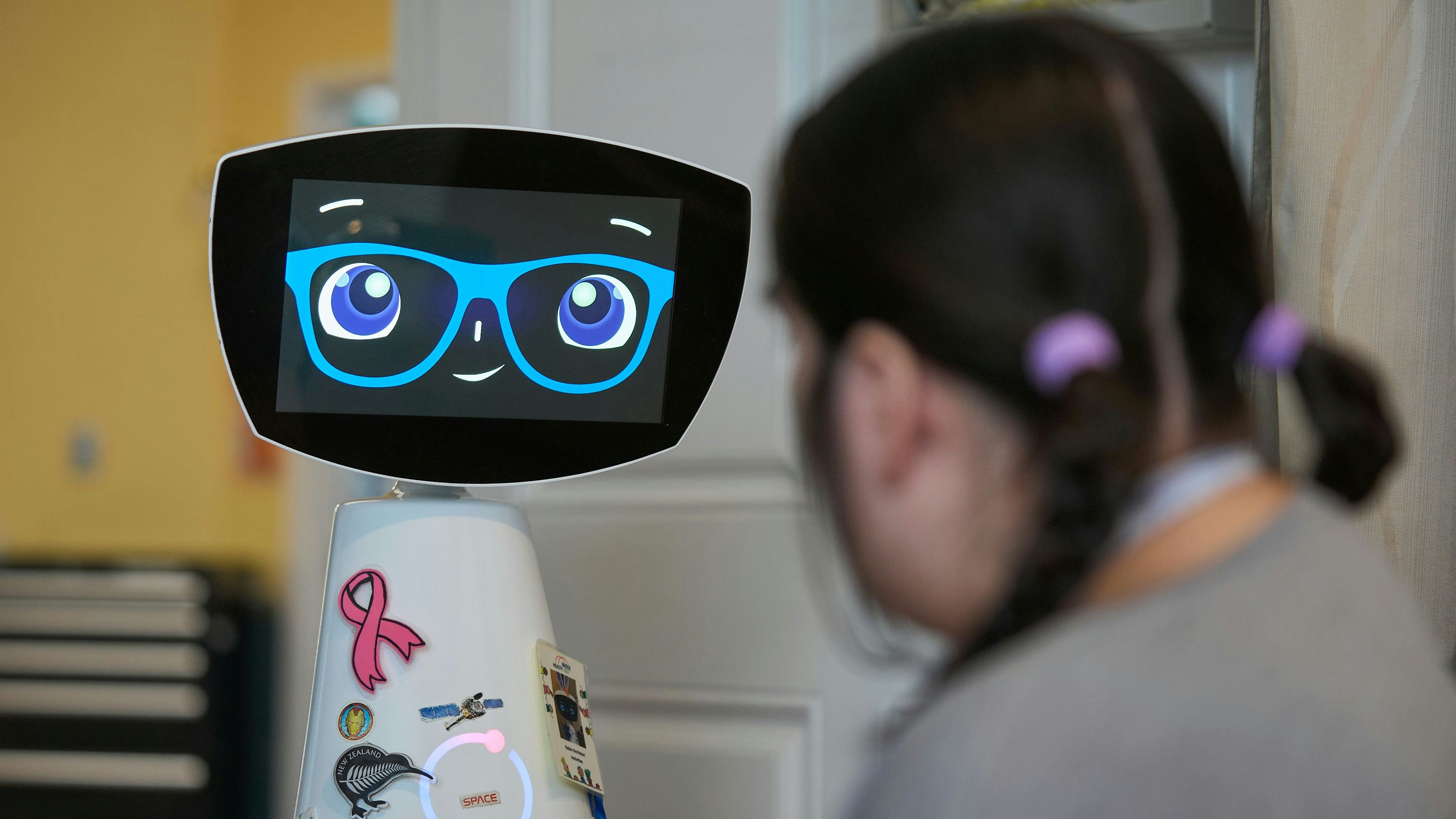 Roboter Robin tröstet kranke Kinder und Senioren