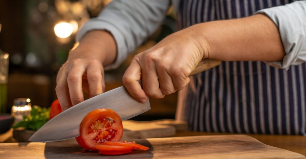 Så slipar du slöa knivar på 1 minut – med vanlig aluminiumfolie