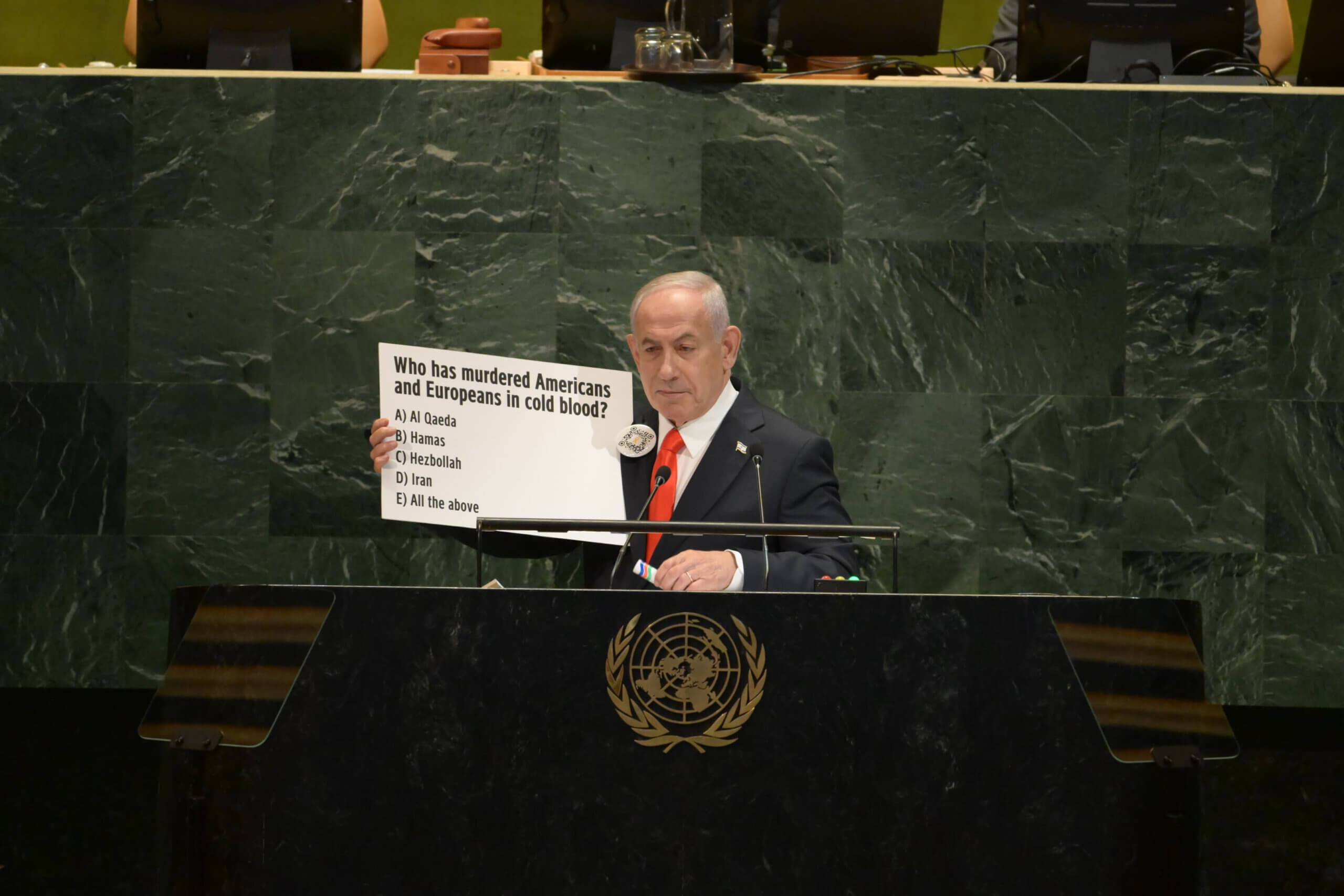 Why was Netanyahu wearing a QR code at the UN, and where did it lead?