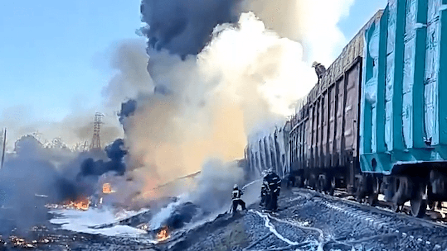 Riesige Feuerwand nach Zugunfall in Russland