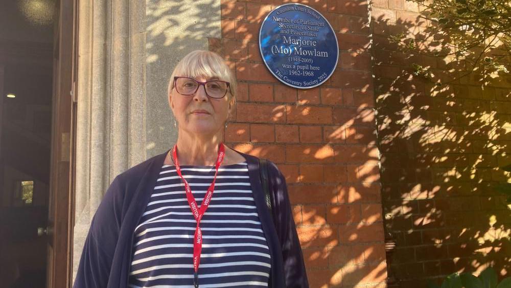 Politician Mo Mowlam honoured with blue plaque