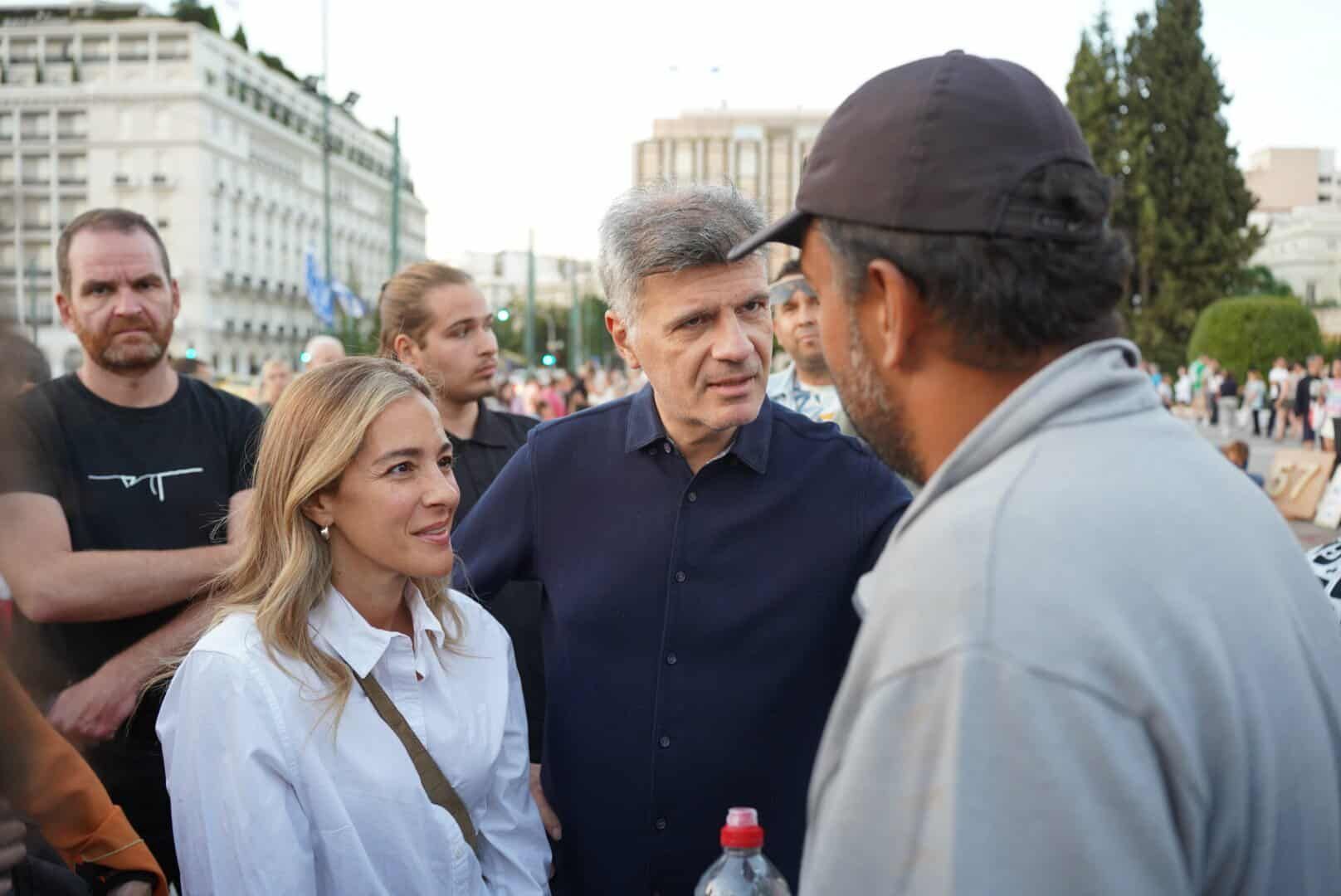Φοίβος Δεληβοριάς και Νατάσα Μποφίλιου στο πλευρό του Πάνου Ρούτσι στο ...