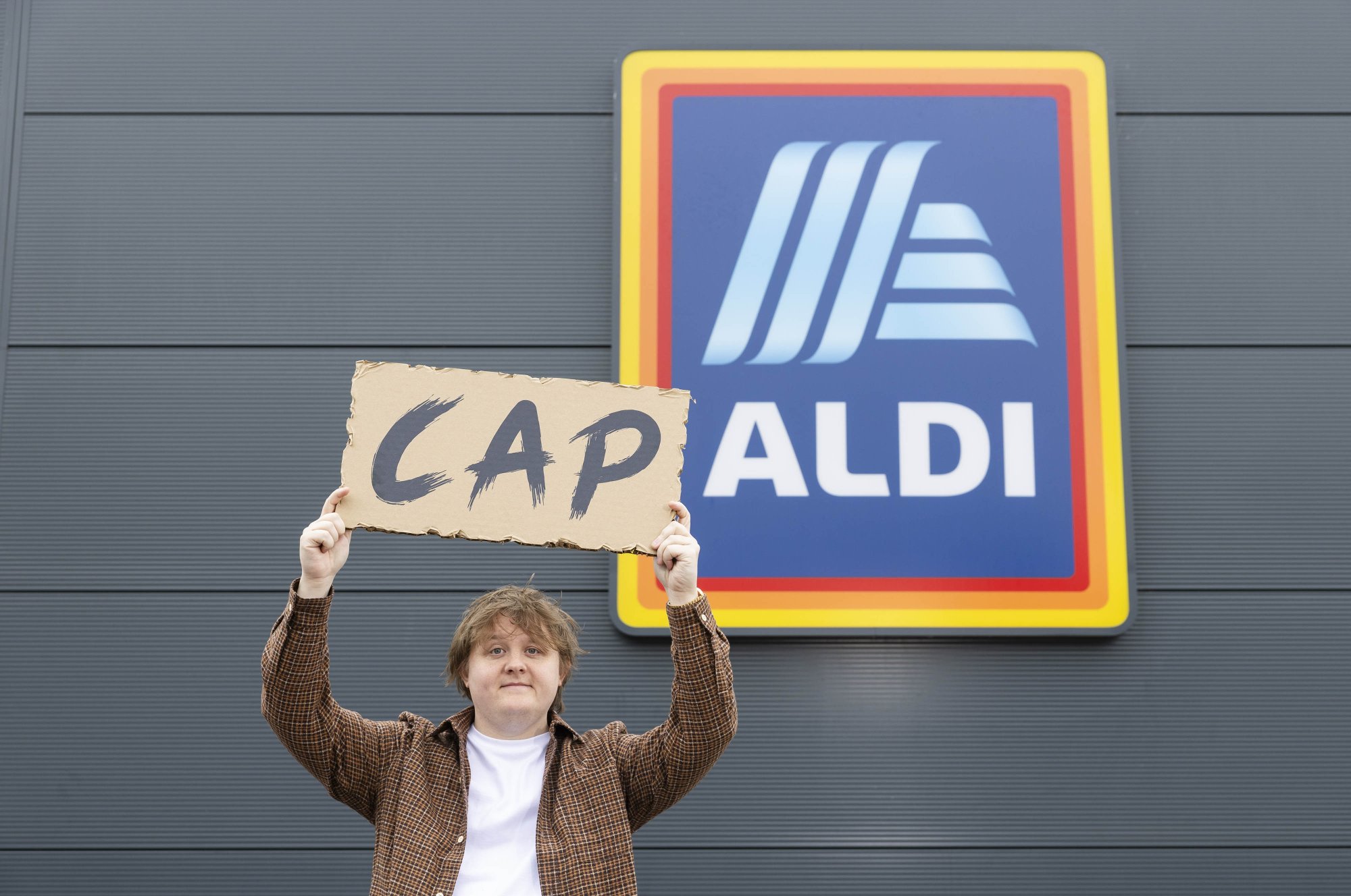 Lewis Capaldi geeft verrassingsoptreden bij supermarkt: 'Het moest ...