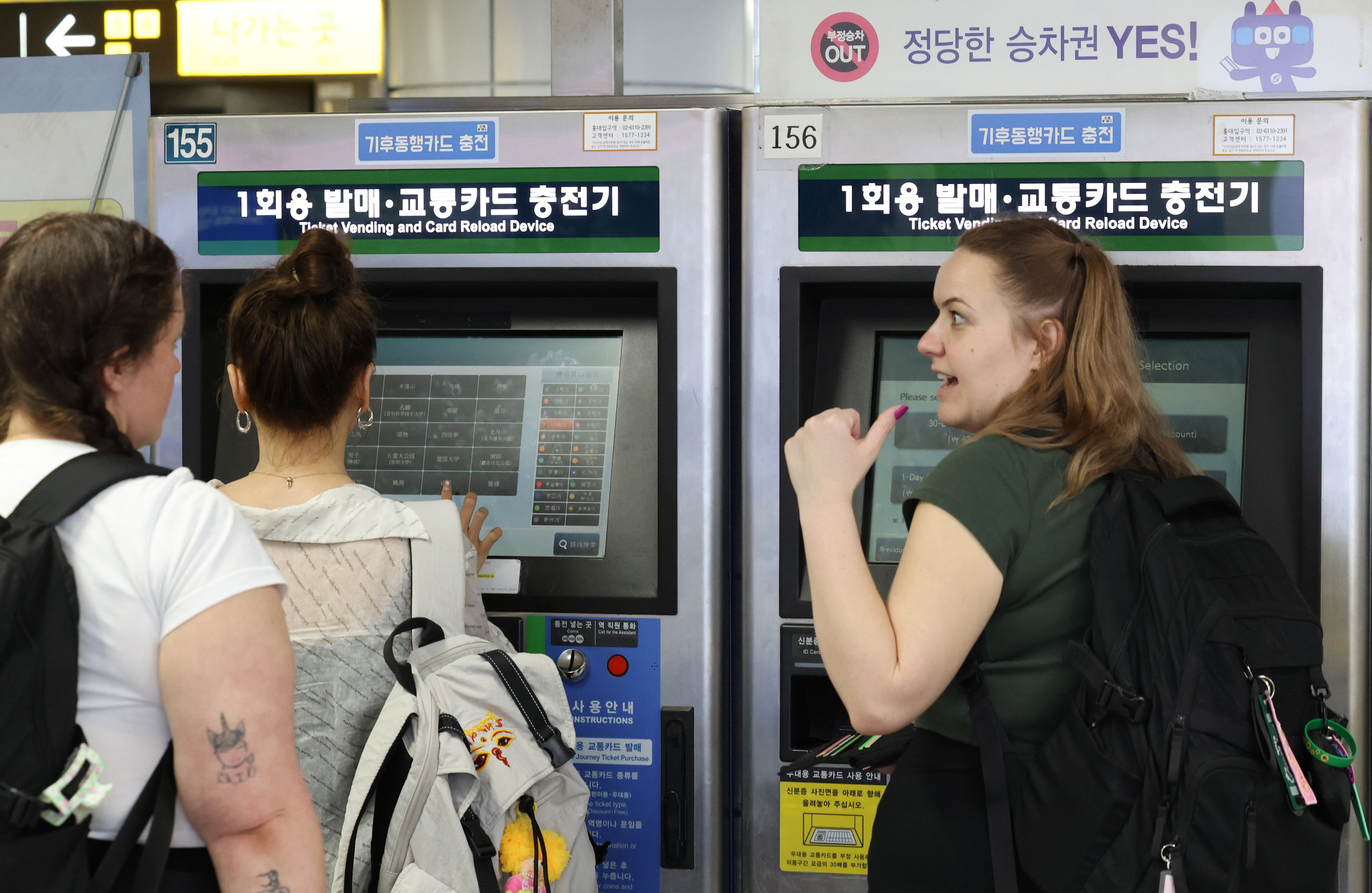 Foreign Tourists Struggle With Cash-Only Subway Payments in Seoul