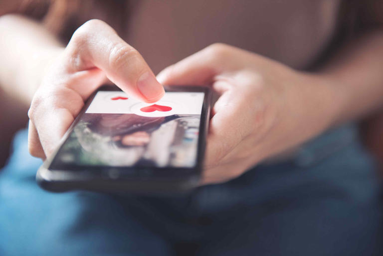11 dating app red flags that signal it’s time to swipe left