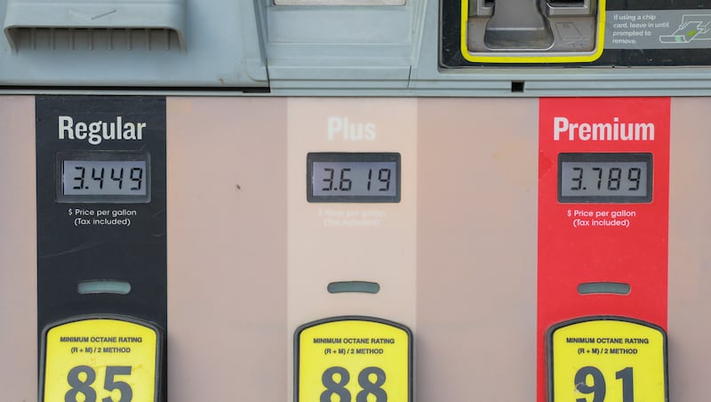 Inflation ticks up but doesn’t slow consumer spending