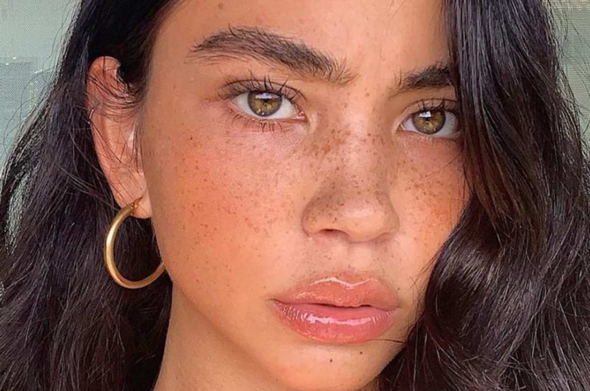¿Cómo lograr pecas con maquillaje?